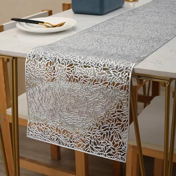 バリエーションコード : 2B90GSHQK1ラグジュアリーな北欧調テーブルランナー。SIZE 150x30cm。PVC製で装飾品、カトラリーやグラス、食器類が滑りにくい防滑設計となっております。汚れや水分も拭き取るか水洗いをするだけで、布...