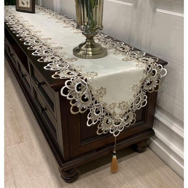 バリエーションコード : 2B90U4NG4N「華やかで上品な空間を演出」 繊細なレースと揺れるタッセルが、食卓に華やかさを添えます。特別な日のディナーや、普段使いにも、上品で優雅な雰囲気を演出したいときにぴったりです。「テーブルコーディネ...