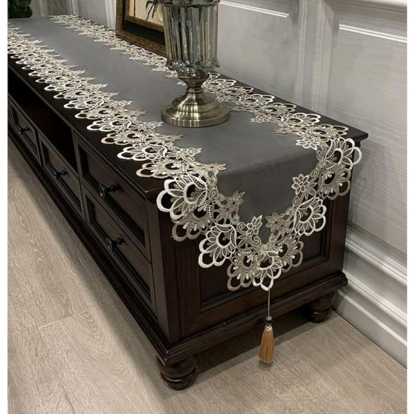 バリエーションコード : 2B90U4NG4N「華やかで上品な空間を演出」 繊細なレースと揺れるタッセルが、食卓に華やかさを添えます。特別な日のディナーや、普段使いにも、上品で優雅な雰囲気を演出したいときにぴったりです。「テーブルコーディネ...