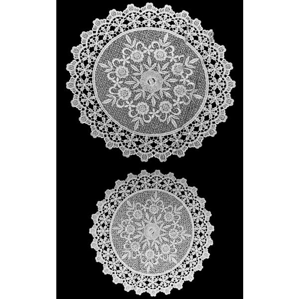 バリエーションコード : 2BUKR58GP1タイプ：レース柄、円形 材質：ポリエステル 内容：直径30cm、直径40cm各1枚ドイリーは、美しい装飾が施された布やレースで、多用途性と装飾性により、家庭のどんな場所にも特別な雰囲気を演出しま...
