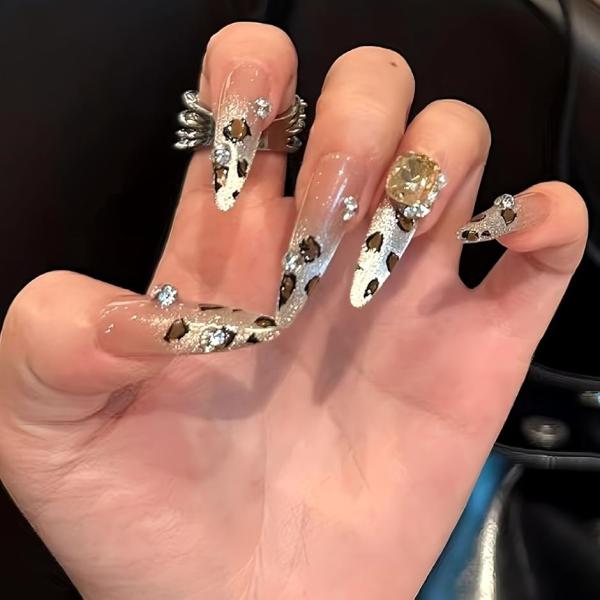 バリエーションコード : 2B9P9D0PII両面テープ付きでとっても可愛い。成人式、ブライダル、様々なシーンで大活躍24枚からその日の気分で選べるバリエーション。クールなデザインもポイント韓国でも大人気のGALチップ。季節問わずヒョウ柄は...