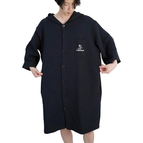「機能性」 サウナ用ポンチョの中でも珍しい前開けボタンダウンタイプ。ととのいのゴールデンタイムは水風呂から出た直後2分間。素早く着れるからととのいをアシスト。上から被って着るプルオーバータイプのポンチョと比べても、サッと着れて体の冷えを防止...
