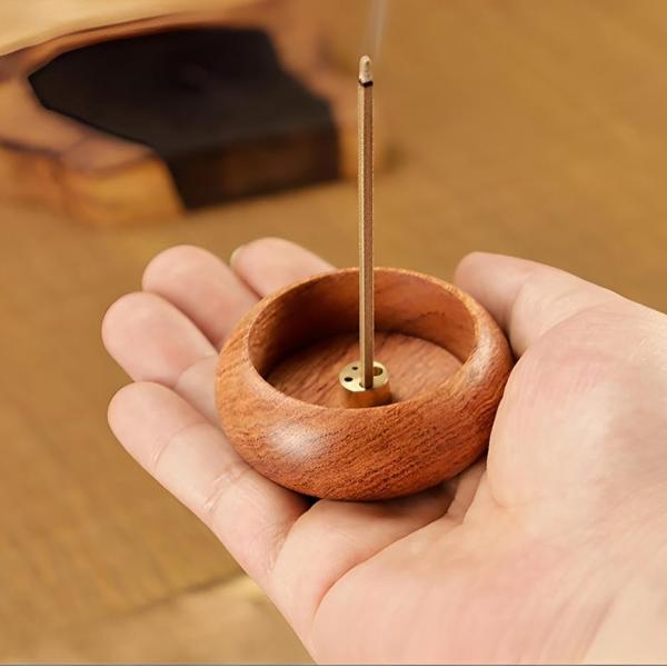 「ローズウッド製」天然素材のあたたかみが感じられる、木目が美しいローズウッド素材でつくられています。ナチュラルな優しい風合いが楽しめて、癒し効果抜群。洋室から和室まで、幅広いシーンに馴染みます。「小さめサイズ」手のひらに収まる小さいサイズで...