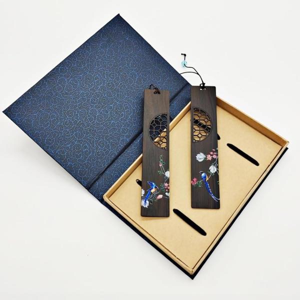 バリエーションコード : 2B9I41XK8Cこの木製の栞は、黒檀と紫檀の材料を使用して丁寧に作られています。磨きが施され、滑らかで耐食性が高く、安定性があります。また、反りや変形しにくく、緻密で繊細な作りです。このブックマーカーには自然で...