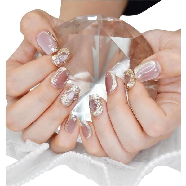 バリエーションコード : 2B9NOPXUCV貼るだけで簡単に装着できるネイルチップです。忙しい日でもさっと装着できるので、ネイルサロンに行く時間がない方やネイル初心者にもおすすめです。気分やイベントに合わせて手軽にネイルデザインを変えるこ...