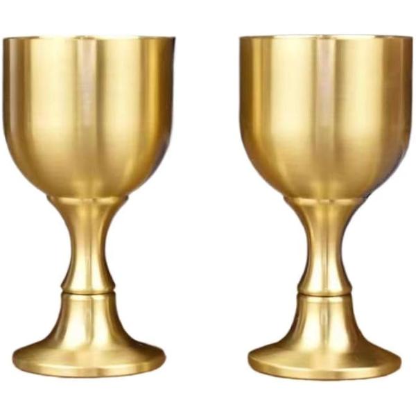 デザイン: 上品な金色の仕上げを施した銅製の水杯で、伝統的な聖杯のような形状が特徴的です。製品サイズ：4x4x7.5cm、重さ約90グラム（セット）セット内容: 同じデザインの水杯2個セットで、ペアでの使用や飾り物として最適です。用途: 風...