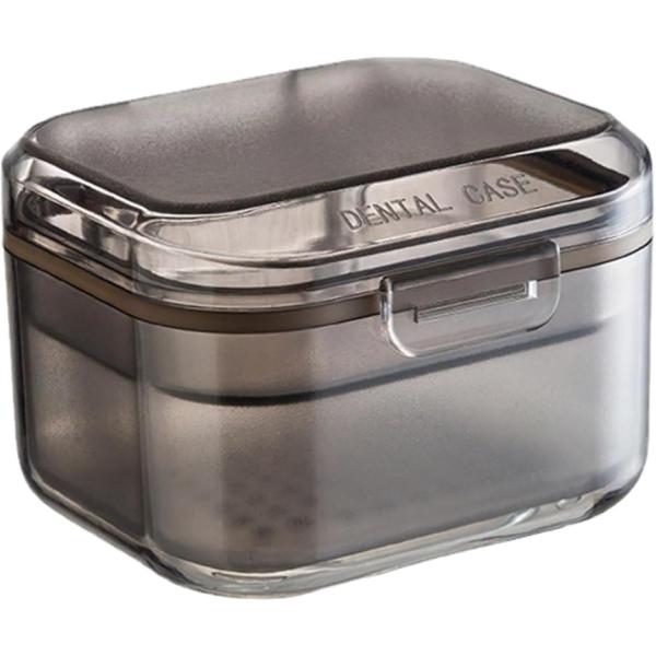 バリエーションコード : 2B9OSYPRK8この商品は、ケース本体の中に水切り、その上に収納スペースが付いた三重構造のリテーナーケースです。リテーナー、入れ歯、洗浄ブラシを洗浄し収納し保管してすすぎまでこのケース１つで完結します。「密閉し...