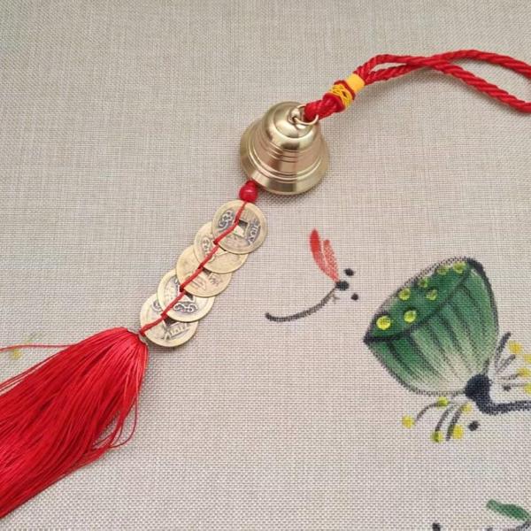 伝統的デザイン: 銅製の鈴と五帝銭を組み合わせた伝統的な装飾品で、縁起物として最適です高品質素材: 耐久性のある銅製の鈴と本格的な古銭風チャームを使用し、細部まで丁寧に仕上げています豪華な装飾: 鮮やかな赤い房飾りと伝統的な五帝銭が美しく調...