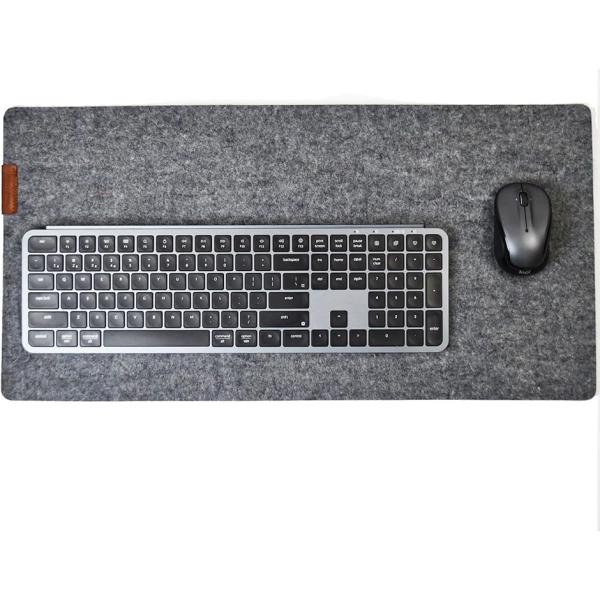 バリエーションコード : 2B9S6P2HKN「羊毛5ｍｍ極厚フェルト」 肉厚5mmのふかふかデスクマットです。キーボードの鍵打音を吸収し、不快な音を小さくします。「冬は暖かく、夏は通気性でサラサラ」 素材は羊毛70％xレーヨン30％。冬は...