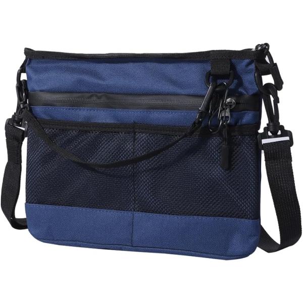 バリエーションコード : 2B9UNS24L0＊軽くて丈夫、シンプルデザイン＆多数の便利機能を兼ね備えたマルチサコッシュ。＊「 最低限のものを軽快に。 」最低限の持ち物を軽快に持ち歩くことにこだわって設計したサコッシュ。重さはわずか190g...