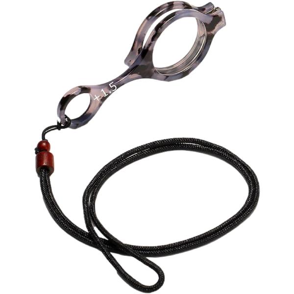 バリエーションコード : 2B9XTKL4CJペンダントタイプのおしゃれなルーペ、拡大鏡です。視力の低下が進行して、細かい文字が見にくくなったり、細かな作業が必要な場面で役立つアイテムです。普段は折りたたんだ状態で首にかけて、ペンダントとし...