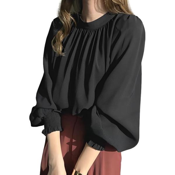 バリエーションコード : 2BJ04836N0襟元や袖にたっぷりギャザーを入れたボリュームスリーブがポイントのプルオーバータイプのブラウス。 襟元はスタンドカラーでクラシカルな雰囲気。首後ろはリボンで結ぶタイプになっており、リボンの結び目は...