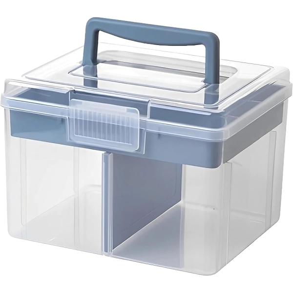 バリエーションコード : 2B9OWD59L0「透明で一目瞭然な収納」 お持ちの常備薬をコンパクトにまとめ、透明なデザインで中身が一目で確認できます。上段に仕切りがあり、綿棒や感冒薬などを整理し、救急箱に収納することで防塵と防臭の効果があり...