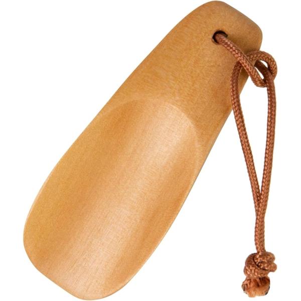 ・ポケットサイズの木製携帯靴べらです。ポケットに収まるサイズなので、出張時、お仕事での靴の履き替え時、スポーツ時等の出先での靴の履き替え時に便利です。・ 紐付きなので、ご家庭での保管もしやすくなっています。・木製ならではのなめらかな質感、強...