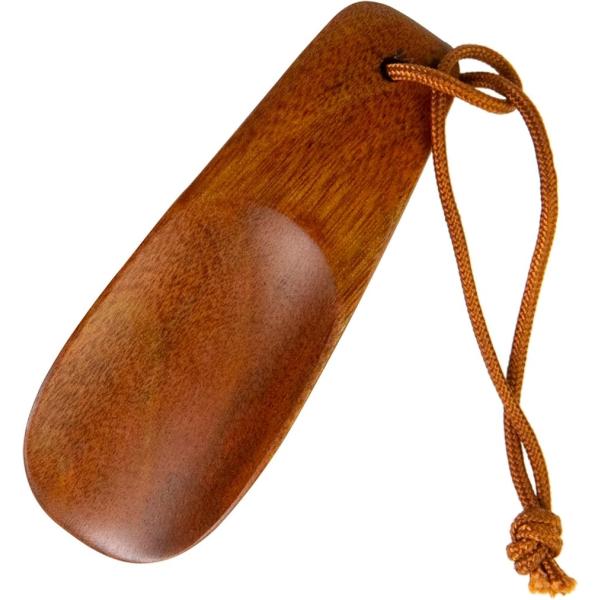 ・ポケットサイズの木製携帯靴べらです。ポケットに収まるサイズなので、出張時、お仕事での靴の履き替え時、スポーツ時等の出先での靴の履き替え時に便利です。・紐付きなので、ご家庭での保管もしやすくなっています。・木製ならではのなめらかな質感、強度...