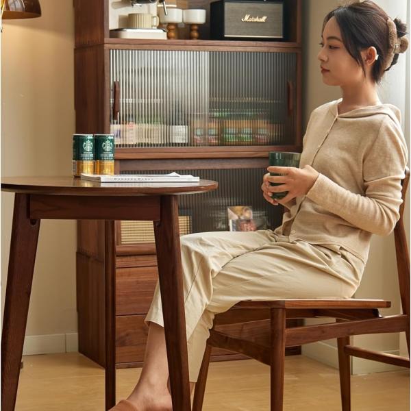 バリエーションコード : 2B2V8ILLNC「丸テーブルサイズ」直径60cm、高さ75cm「素材」アメリカから輸入した上質なオーク無垢材、ベニヤなし、MDFなし「表面の仕上げ」ニトロセルロースラッカー「お客様組み立て商品」ネジを締めるだけ...