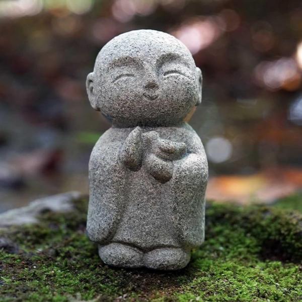 バリエーションコード : 2BJPY0GKLP小さく可愛いお地蔵さんの置き物です。高さ5.8cm掌サイズ。青石砂を使用した重厚な石材製で、お部屋のオーナメントやガーデンオーナメント、アクアリウムにも適しています。「清浄の手（右手）」を片合掌...