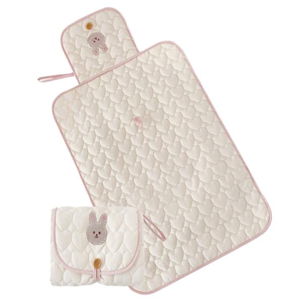 バリエーションコード : 2BJTDVYT9I外出先でも赤ちゃんのおむつ替えができる、携帯用のオムツ替えマットです。かわいいクマさん、ウサギさん、リスさんの3種類からお選びいただけます。表面はハート形の柔らかいキルティング加工、裏面は防水ナ...