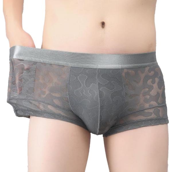 バリエーションコード : 2BJX1IIHGQレース地がセクシーでおしゃれなメンズ用のボクサーパンツです。重さは約40ｇと軽く、伸縮性がある生地はアイスシルク（レーヨン）で涼しく、オールシーズン快適にご使用いただけます。フロントは立体縫製で...