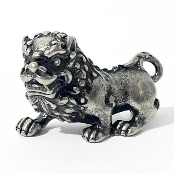 「縁起物モチーフの獅子デザイン」古くから守りや魔除けの象徴とされる獅子をモチーフにし、縁起物としても親しまれているデザインです。「アンティーク調の立体仕上げ」細部まで彫り込まれた立体造形と光沢を抑えた仕上げにより、経年感のあるレトロな雰囲気...