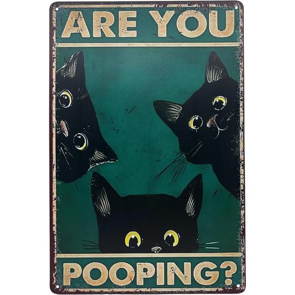 レトロでカワイイ。黒猫３匹がデザインされたブリキ看板です。赤サビは印刷によるものです。サイズ：20x30cm　重量：137g　簡易パッケージ用途例：トイレの装飾・室内インテリア