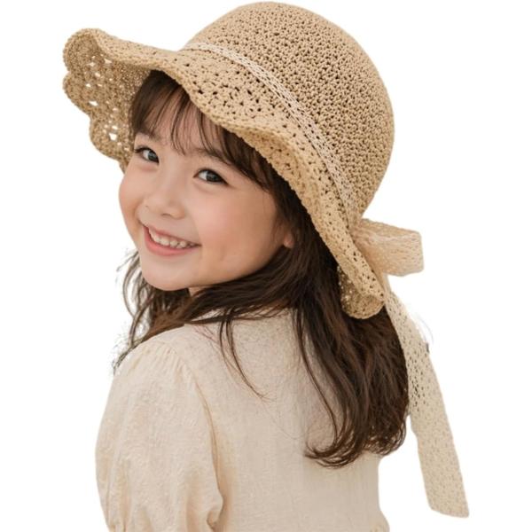 バリエーションコード : 2BRPO8YHJS「あの日、家族で過ごした夏が思い出に。」 そんな特別な一日の装いにぴったりの、可憐なストローハットが届きました。＊ 360度どこから見ても「可愛い」を追求 トレンドのスカラップカットを施したツバ...