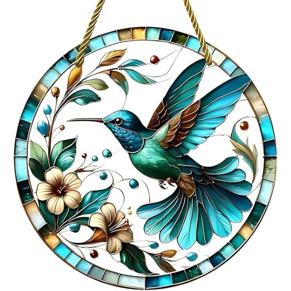 バリエーションコード : 2BRQ1T5P0G「光が躍るステンドグラス調」 太陽の光を美しく透過する高品質アクリルを採用し、まるで本物のステンドグラスのような輝きでお部屋を彩ります「幸せを呼ぶ鳥のデザイン」 知恵の象徴「ふくろう」と、幸運を...