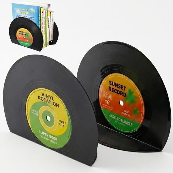 音楽好きへのギフトに最適なレコード型ブックホルダー。ヴィンテージ装飾のようなブックエンドのおしゃれな2個セットは、本立てストッパーホルダーやブックスタンドとして、卓上をレトロで黒くクールにまとめます。卓上だけでなく本棚の整理にも役立つ本立て...
