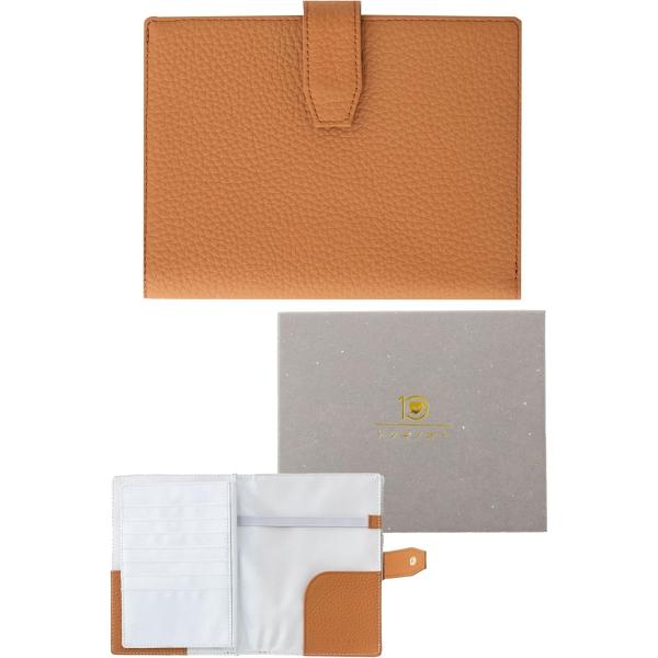 バリエーションコード : 2BU5OF4LUF本革仕様：上質な皮革を使用し、汚れや傷に強い実用的な仕様でシンプルで洗練された母子手帳ケース収納機能: 母子手帳やカード類を整理して収納できる多機能ポケット付き。お薬手帳にも重宝されます。使いや...