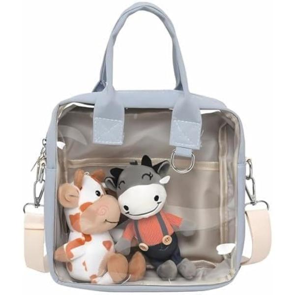 バリエーションコード : 2BU96DWJII推しが映える透明窓 ＞ 前面PVCクリアポケットにアクスタ・缶バッジを自由レイアウト。ライブや遠征で目立つ“痛バ”仕様。ラクに持てる2WAY ＞ 124cm調整ショルダーとハンドル付き。肩掛け・...