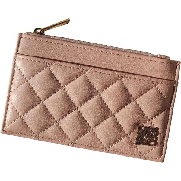 バリエーションコード : 2BU6DOU2CTキルティングデザインが高見えする大人可愛いフラグメントケース前面のオープンポケットにはICカードやレシートなどの収納に便利。背面にはカードポケットx4、オープンポケットx1ファスナーポケットには...