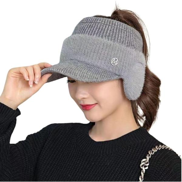 バリエーションコード : 2BUWUR9FFD「暖かくおしゃれなデザイン」 ふわふわの耳あて付きニットサンバイザーは、見た目のかわいらしさだけでなく、防寒・保温性にも優れています。寒い季節のおしゃれなマストアイテムです。「紫外線対策にも」 ...