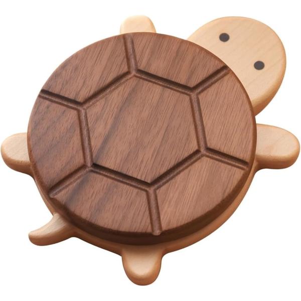 バリエーションコード : 2BUWG905K6「商品説明」木のぬくもりと遊び心を兼ね備えた「カメの木製コースター」。天然木を使用し、甲羅部分にはウォールナットを、胴体部分にはメープルを採用した異素材の組み合わせが美しいデザインです。マグカッ...