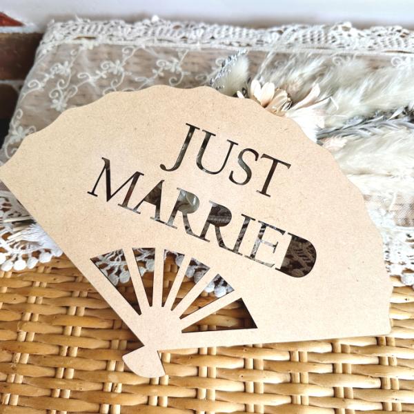 〜JUST MARRIED 扇子レターバナー〜■Reareaオリジナル商品■結婚報告用の写真撮影にピッタリな扇子型レターバナーです(^-^)◆サイズ◆横約25ｃｍ縦約17.5ｃｍ◆素材◆ＭＤＦ（木材）◆納期について◆ご注文手続き完了後、発送...