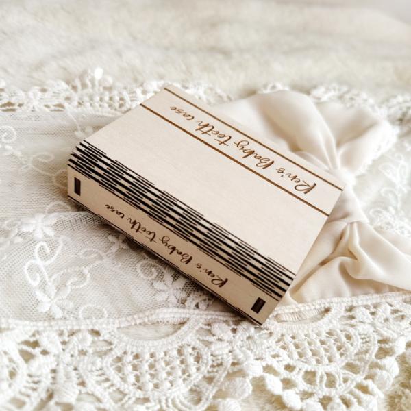 〜木製・洋書風メモリアルボックス・乳歯orへその緒or胎毛ケース仕様〜◆サイズ（外寸）◆縦約10.7ｃｍ横約8ｃｍ厚さ約3.5ｃｍ小瓶　直径約2.2cm・高さ約7cm（蓋は含まず）◆素材◆シナ合板ネオジム磁石◆注意事項・特記事項・免責事項◆...