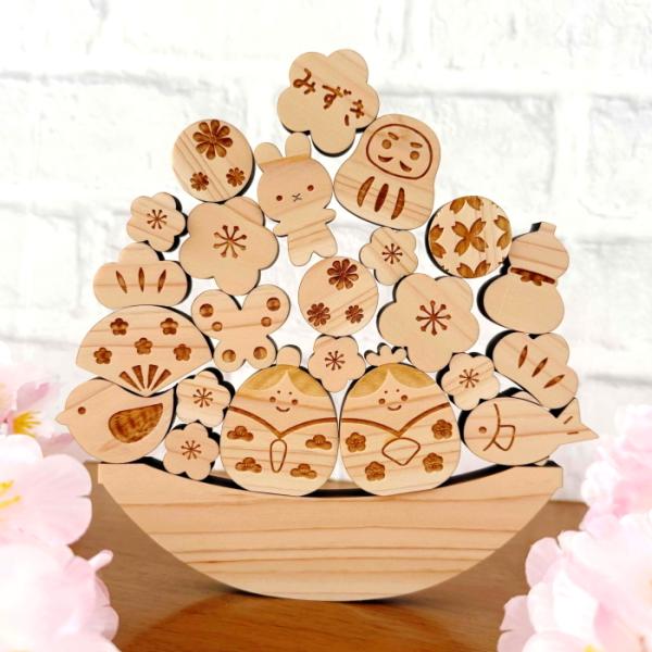 〜雛人形積む積む〜■Reareaオリジナル商品■子育て中ママのハンドメイド作品国産ひのきを使用ゆらゆら揺れる船の上に可愛らしいお雛様達を並べて遊びます(^-^)順番に積んで倒したら負けゲームは、ひな祭りのお家時間に家族で盛り上がります♪積む...