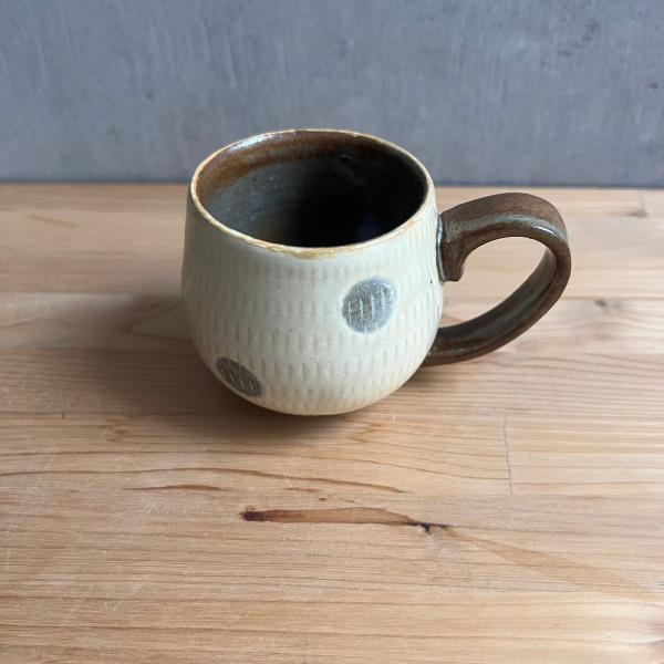 マグカップは、持ちやすく口当たりも柔らかいのでとても使い勝手のいいカップです。コーヒーや紅茶などを入れて飲みたくなりますね。毎日ほっとできるくつろぎの時間をもたらしてくれそう。■モニターの都合上、掲載写真と実際のカラーが異なる場合がございま...