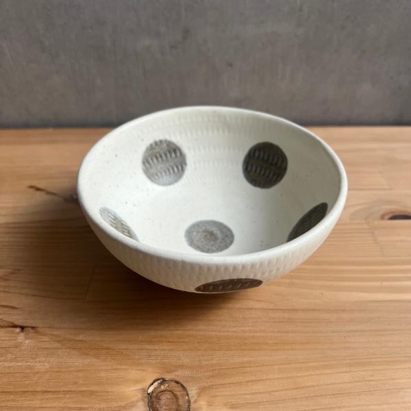 【毎日の食卓がほっこり和む、愛らしい水玉模様の小ぶりなお茶碗】■モニターの都合上、掲載写真と実際のカラーが異なる場合がございます。◇商品詳細◇●サイズ：直径 約11.5cm　高さ約5.5cm●素材：小石原陶土●仕様：電子レンジ使用可能、食洗...