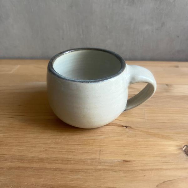 ◇商品詳細◇●サイズ：口径 約8.0cm 高さ 約7.0cm●素材：小石原陶土●仕様：電子レンジ使用可能、食洗機対応，オーブン使用可能 ※直火不可●焼き物：小石原焼●生産地：福岡県・東峰村●作りて：やままる窯 梶原匠太朗【小石原焼 やままる...