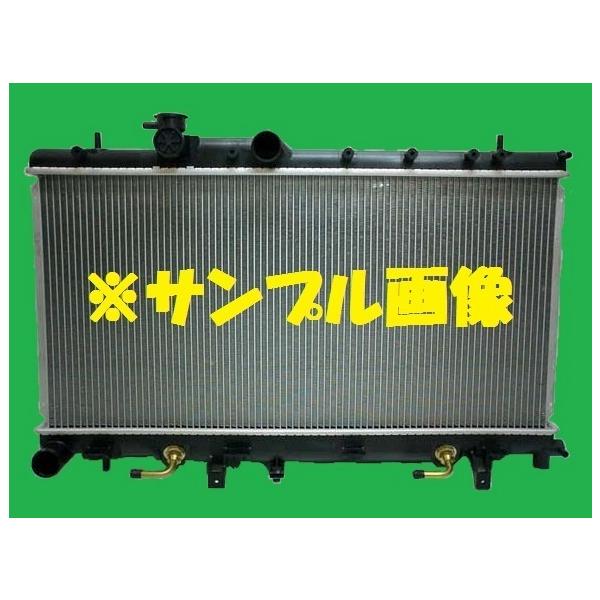 【品名】 　社外新品　ラジエター　【適合車種】 レガシィ　ＥＪ２０　ＡＴ【参考型式】　ＴＡ−ＢＨ５　 【対応年式】　２００１年１２月（Ｈ１３／１２)〜２００３年４月(Ｈ１５／０４) 参考純正品番】　４５１１１ＦＥ１１１　注入口有タイプ 【送...