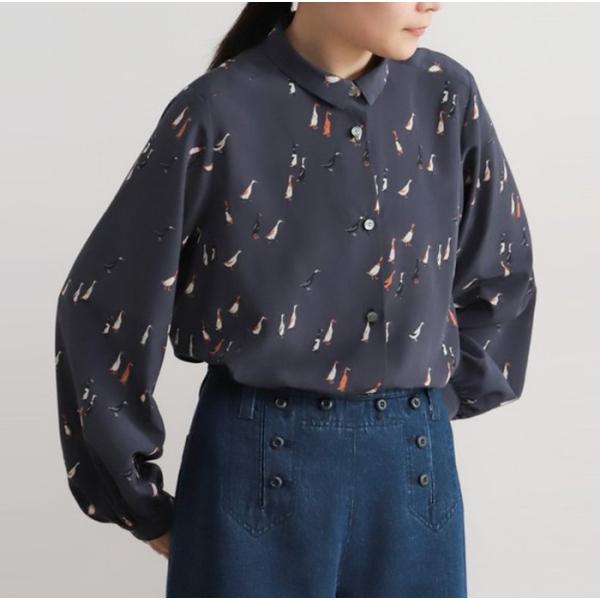 ----------------------------------------------------------アヒルPT スタンドネックブラウスアヒルモチーフを上品に楽しむ、ほどよい存在感人気のアニマルシリーズから、今季はアヒル柄プリ...