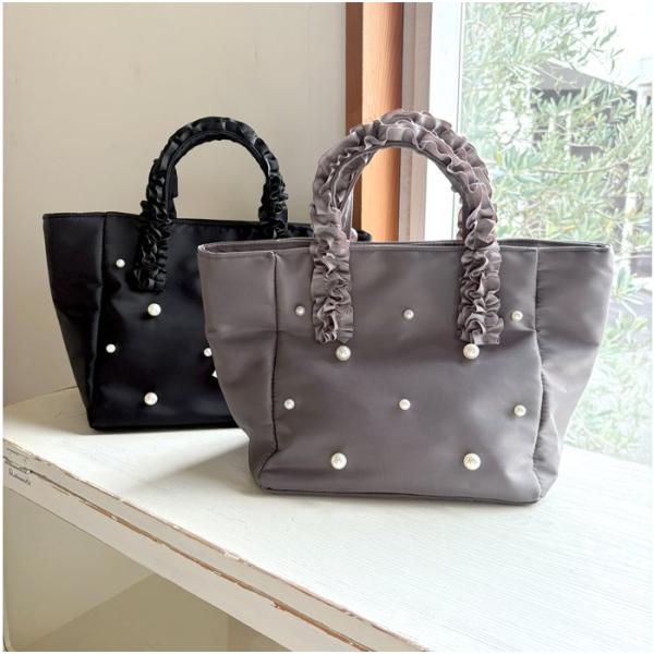 ----------------------------------------------------------------CACHELLIEフリルハンドル × フェイクパール トートカシェリエ定番のフリルハンドルから、クラシカルなパー...