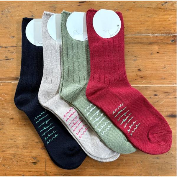 meri ja kuu -piste- ソックス麻混のコットン糸を使用し、太いリブでざっくりと編んだ靴下。『海と月』の意味を持meri ja kuuのブランド名をイメージした柄を足底にプリントしました。――――――――――――――?Colo...