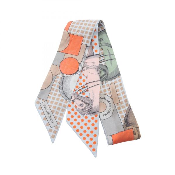 【商品番号】2107400249898【ブランド】HERMES【商品名】エルメス HERMES ツイリー CAVALIER EN FORMES スカーフ 衣料品 シルク シルク ブルー系 オレンジ 【中古】【査定結果】B【型番】-【サイズ】...