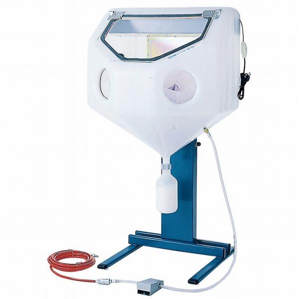 【発売日：2024年02月14日】商品説明●研磨材タンク、エアコンプレッサー、掃除機の各々を接続してフットバルブを踏めば、吸い上げ、吹き付け、研磨材の回収という全サイクルを自動的に行います。●20W蛍光灯内蔵。●集じん用に家庭用掃除機をお使...