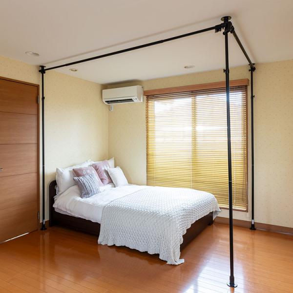 【発売日：2026年02月16日】【商品説明】縦つっぱり支柱とカーテン吊り用ポールのセット。（ ※カーテンは付いておりません）お部屋の間仕切りや収納の目隠し、冷暖房の効率アップ、ワークスペースの確保に。空間を囲ったり幅広く（最大約5.8m）...