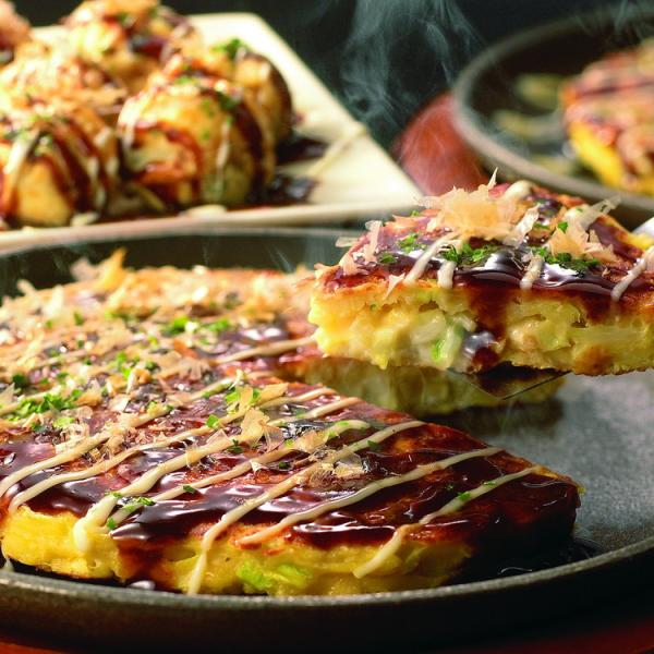 【発売日：2024年12月19日】【商品詳細】大阪千日前にて1973年創業。お好み焼の名店「千房」の味をご家庭でお楽しみください。特製のだしと山芋をブレンドしたお好み焼ミックス粉を使用しふっくらと焼き上げた人気のお好み焼豚玉といか玉、牛すじ...