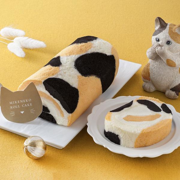 【発売日：2026年03月13日】【商品詳細】京の町家の軒先で、のんびりくつろぐ三毛猫をイメージしたふんわりロールケーキ。猫好きな方に向けた、見て、食べて楽しめるスイーツギフトです。原材料(アレルギー表記含む):鶏卵（国産）、乳等を主要原料...