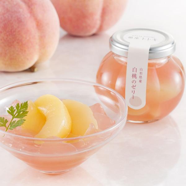 【発売日：2026年03月13日】【商品詳細】桃の形をイメージした瓶の中に、山形県産白桃の果実と、白桃ピューレで作ったゼリーを閉じ込めました。食べ応えのある果肉と、芳醇な香りが口の中いっぱいに広がります。銀座フレンチの名店が監修するスイーツ...