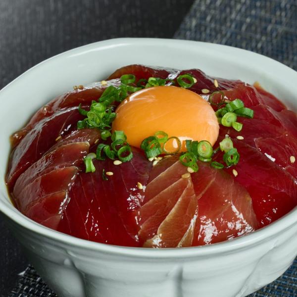 【発売日：2024年12月19日】【商品詳細】漬けまぐろは、忙しい方でも簡単！まな板いらずで、パックのまま流水に4〜5分程つけていただくだけで解凍できます。お子様から年配の方まで召し上がりやすいように甘めの味付けとなっております。酢飯や白米...